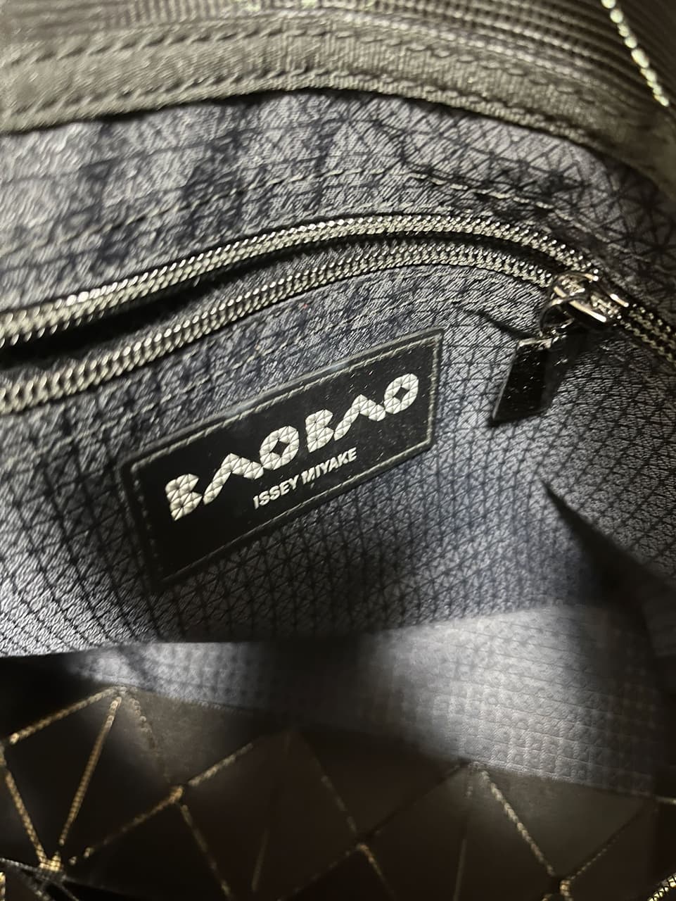 #我要賣 三宅一生BAOBAO 6x6 日晷透光 奶油白 限定色 #已售出 - 二手交易板 | Dcard