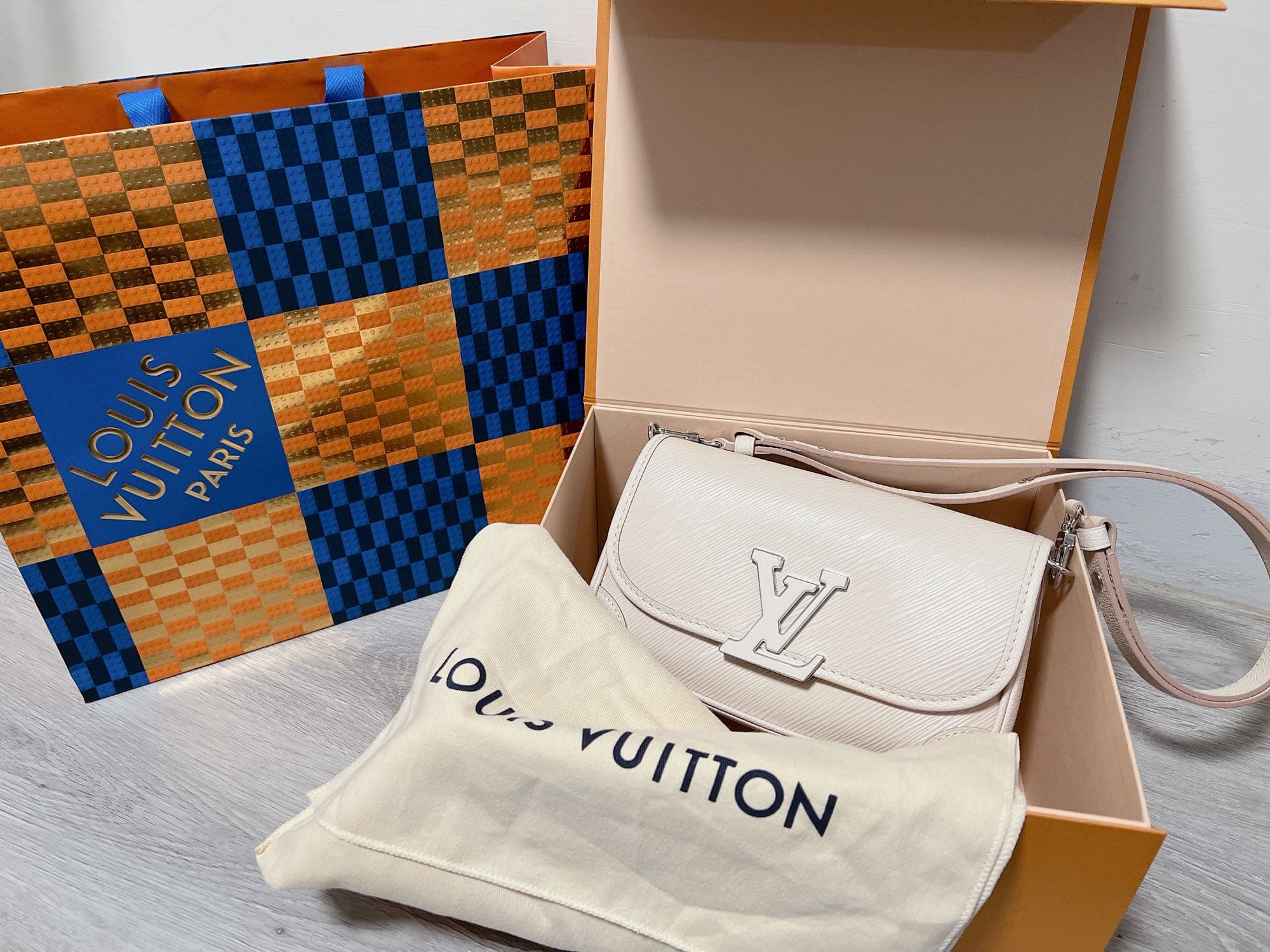 #開箱 LV BUCI 腋下包 聖誕禮 🎄 - 精品板 | Dcard