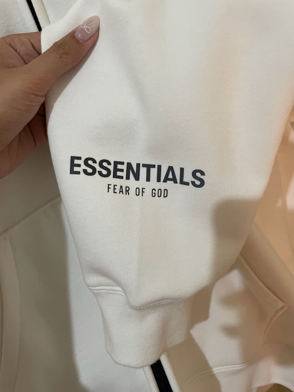 #我要賣 #我要賣 Essentials 白色外套(已賣出) - 二手交易板 | Dcard