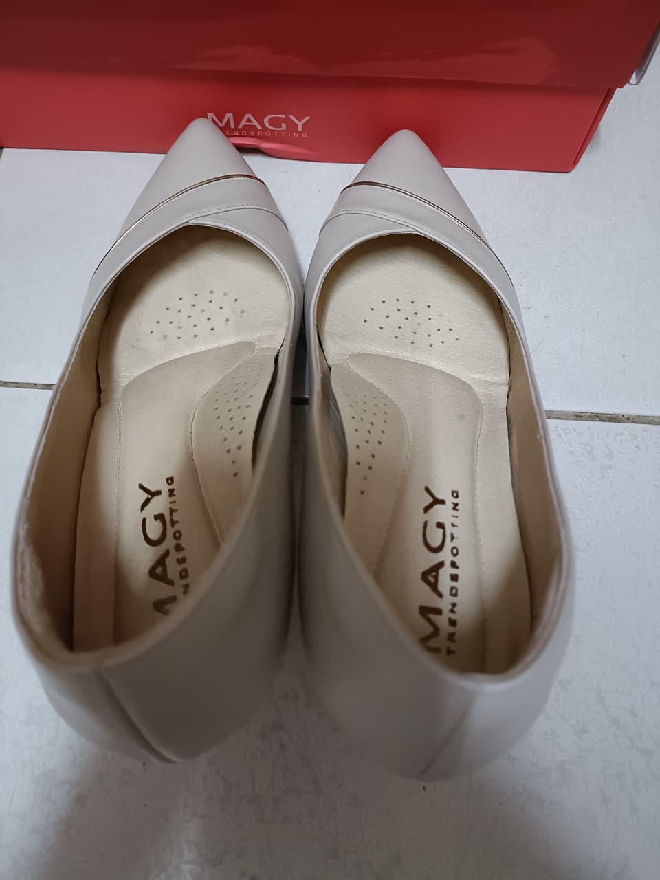 #我要賣 降價售 MAGY 質感金屬條飾真皮尖頭高跟鞋 米色 - 二手交易板 | Dcard