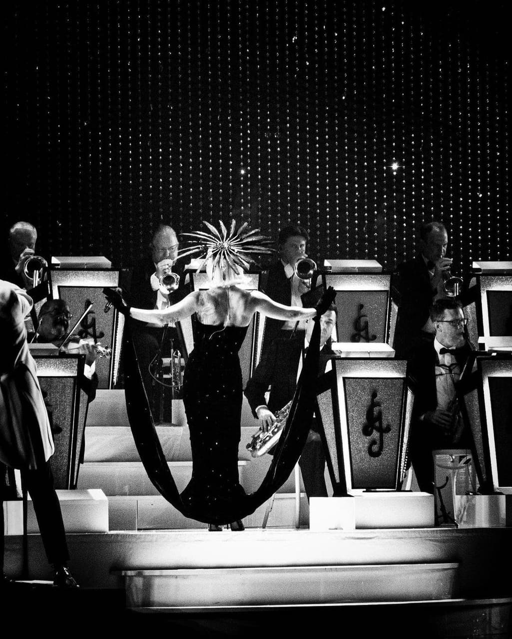 【IG新貼文】女神卡卡 Lady Gaga：「我的生命故事如玫瑰人生 🌹 禮服由令人讚嘆不已的 TOPO STUDIO 工作室設計製作 ...