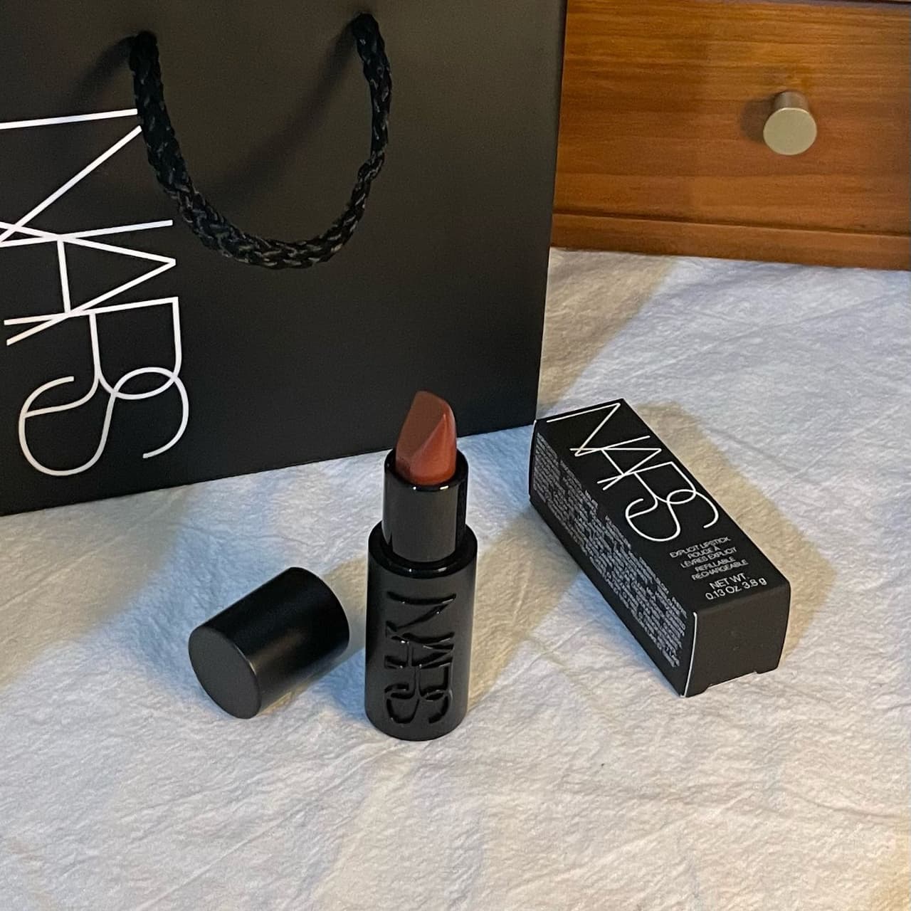 #試色 nars奢慾緞光唇膏🤎日雜棕色 807 on top - 美妝板 | Dcard