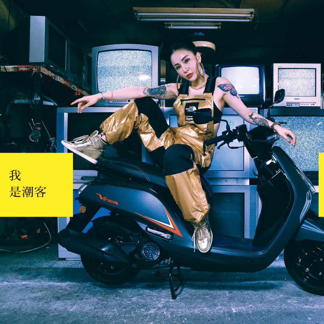 【我潮故我在】步入大學新階段，讓梁云菲、百勒絲帶你騎著SYM VEGA 125潮爆新訓hold住全場！ - B521 留言 | Dcard