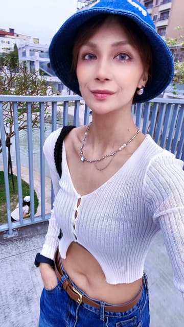 #日常穿搭 #夏天穿搭#牛仔穿搭#簡約俐落風格 - 辣朶 (@doradd) | Dcard