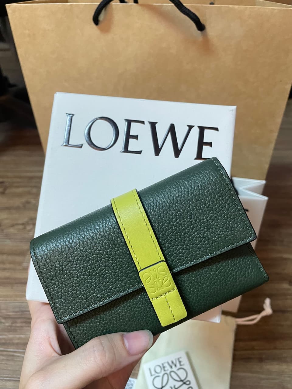 #開箱 #分享 Loewe 小牛皮短夾 - 精品板 | Dcard