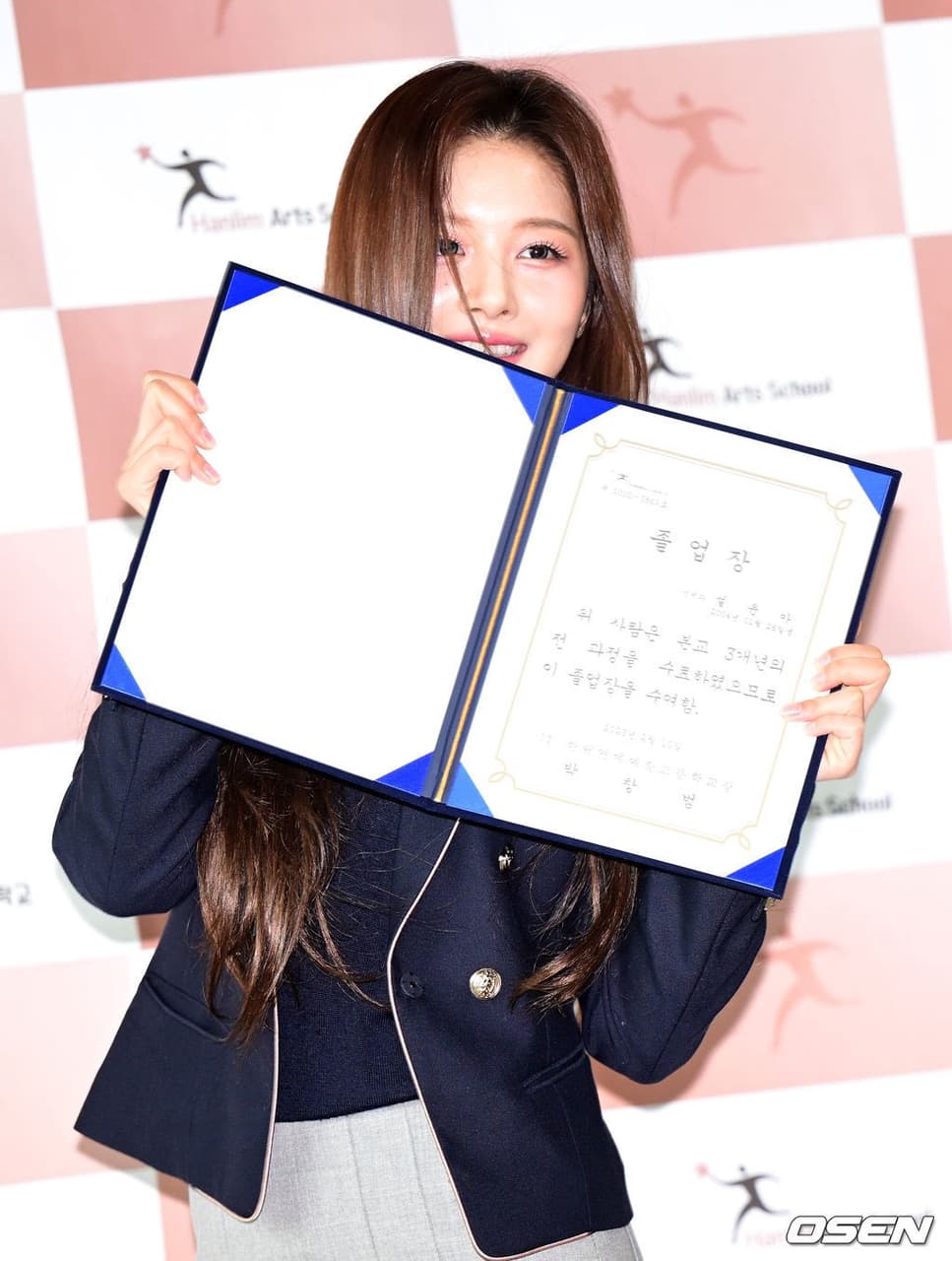 #閒聊 🎓今天公開的idol畢業照🎉 - B82 留言 | Dcard