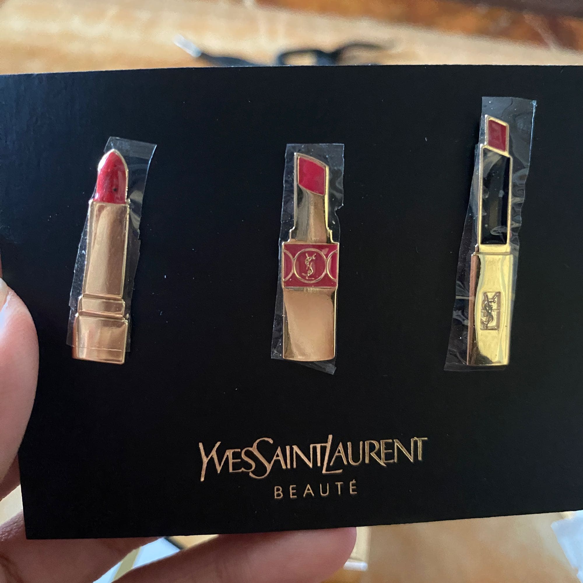 #開箱 YSL小黑條開箱 買唇膏送氣墊不香嗎？ - 美妝板 | Dcard