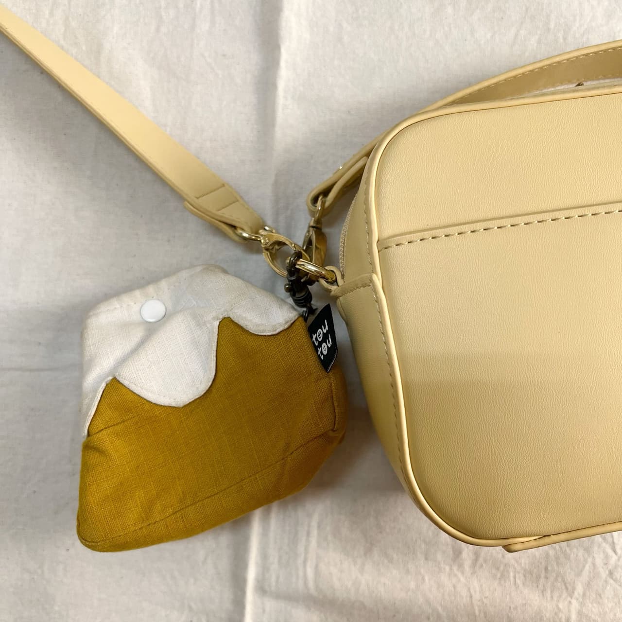 What’s in my bag? 黃色控的包包裡有什麼 & 好物推薦 - JC (@jc_y__y) | Dcard