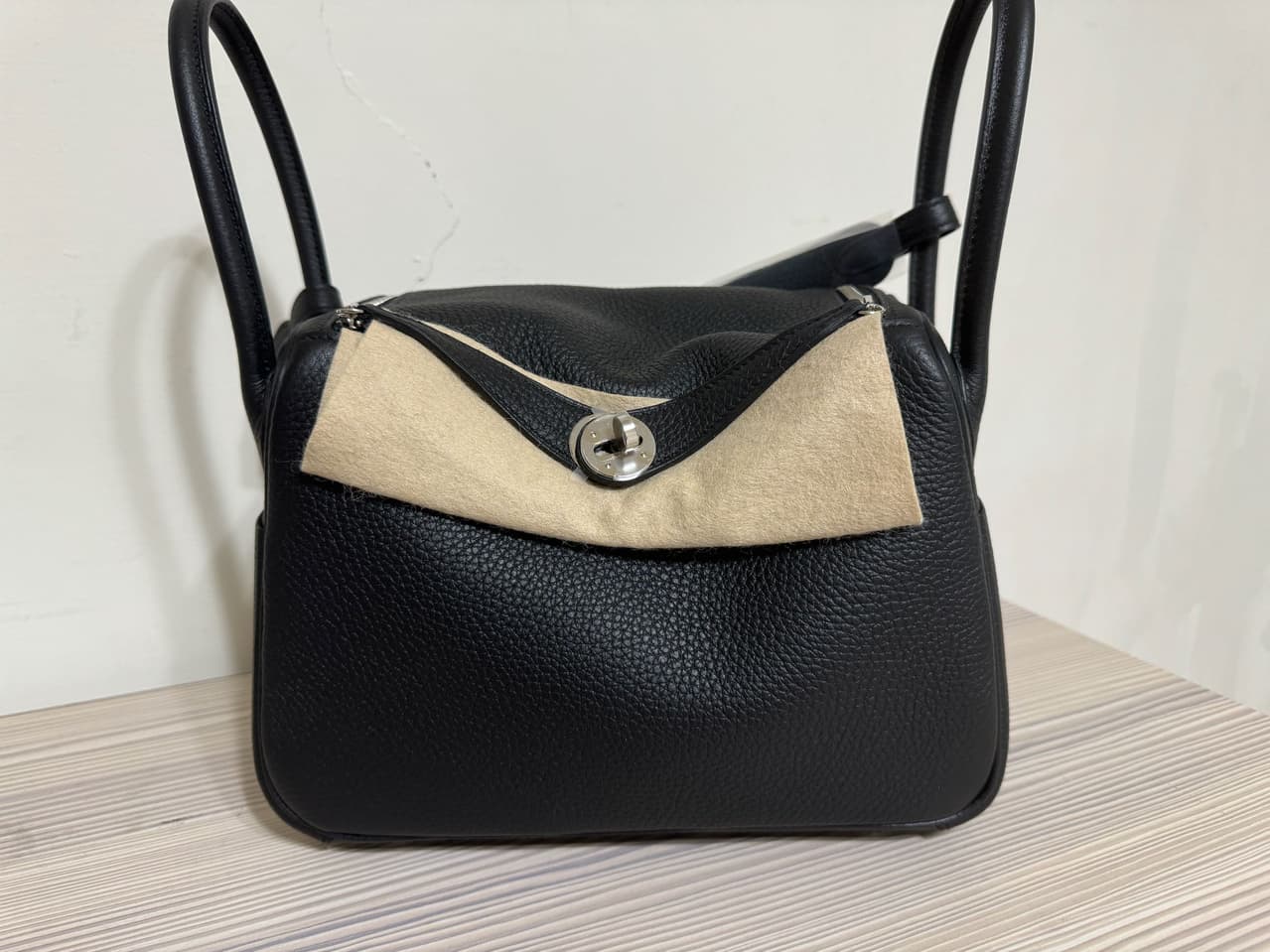 #購物經驗 香港🇭🇰Lindy 26黑銀、chanel耳環 - 精品板 | Dcard