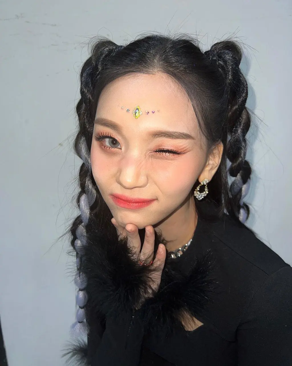 #分享 VIVIZ 2月9號今日正式出道 迷你一輯《Beam Of Prism》 - B259 留言 | Dcard