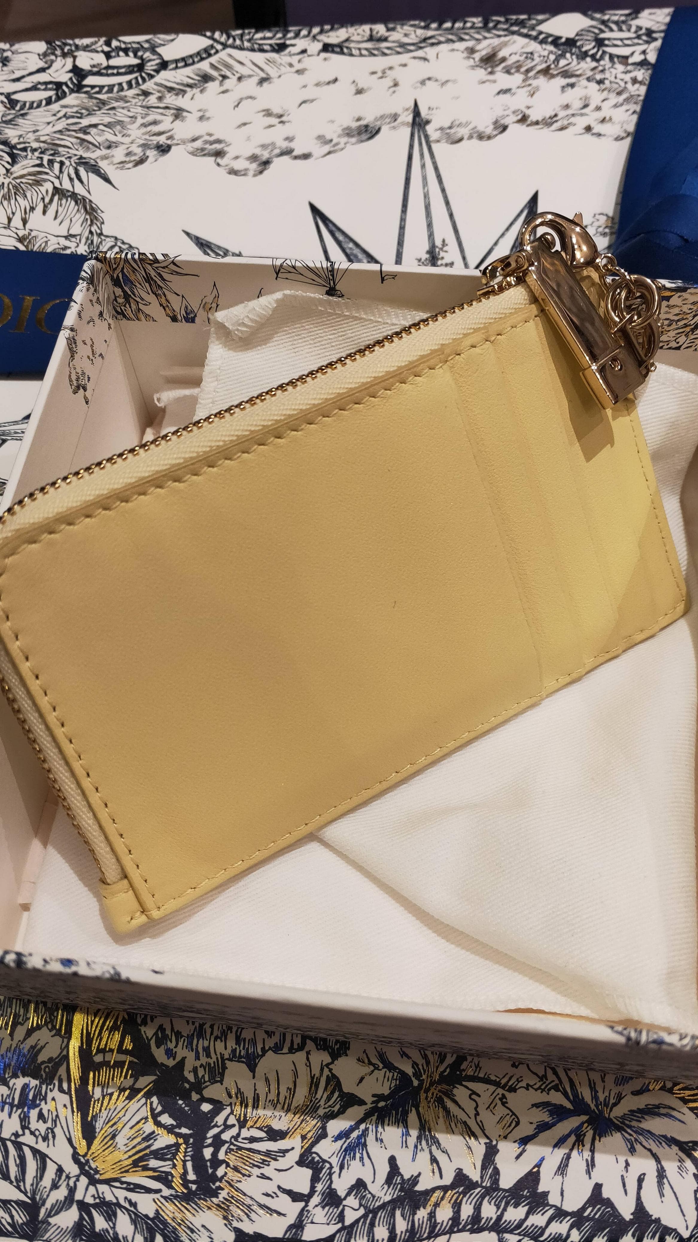 #分享 【🐠的Dior收藏】白、灰Lady Dior+小雞黃限定名片夾+2023新年禮 - 精品板 | Dcard