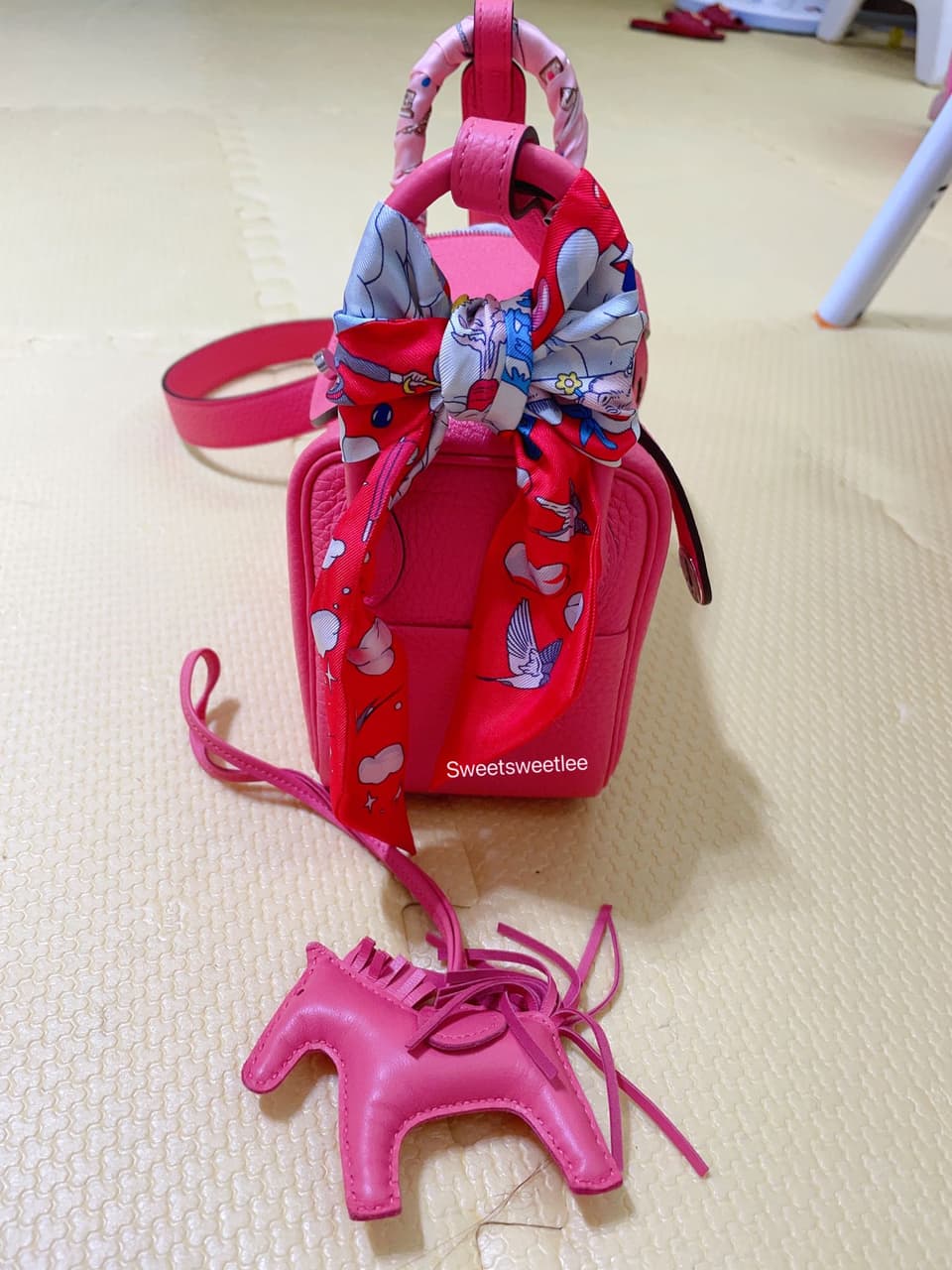 #開箱 Hermès Mini Lindy 8w粉💕twilly綁帶分享 - 精品板 | Dcard