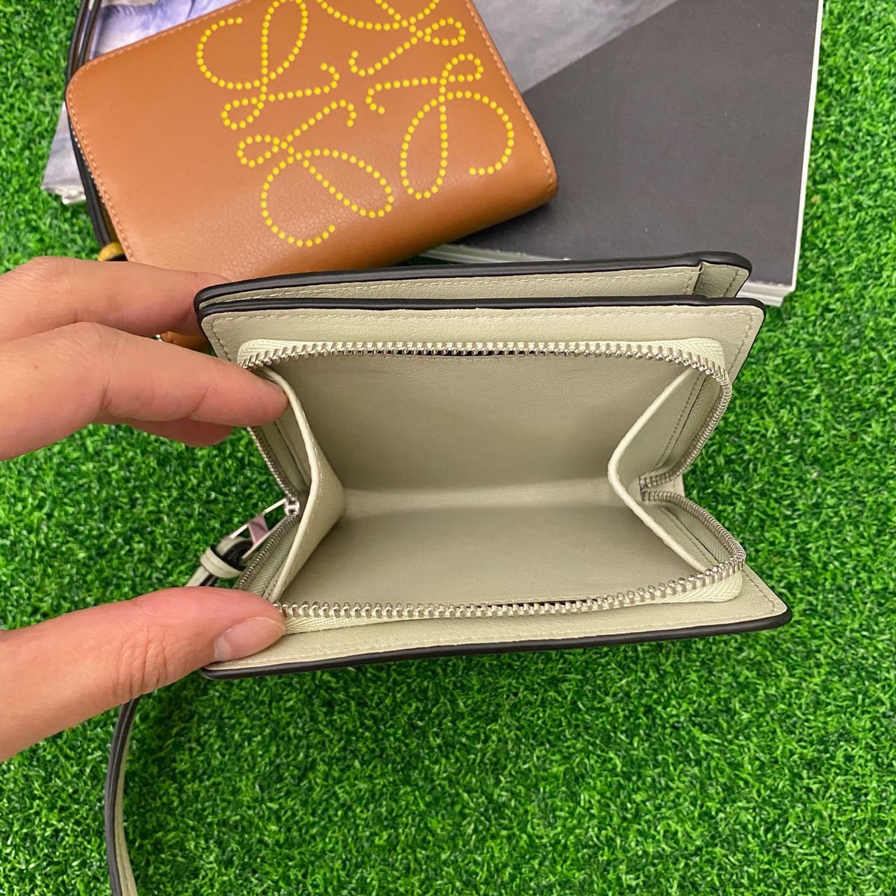 開箱 LOEWE Compact Zip Wallet短夾/莫蘭迪色 - 精品板 | Dcard