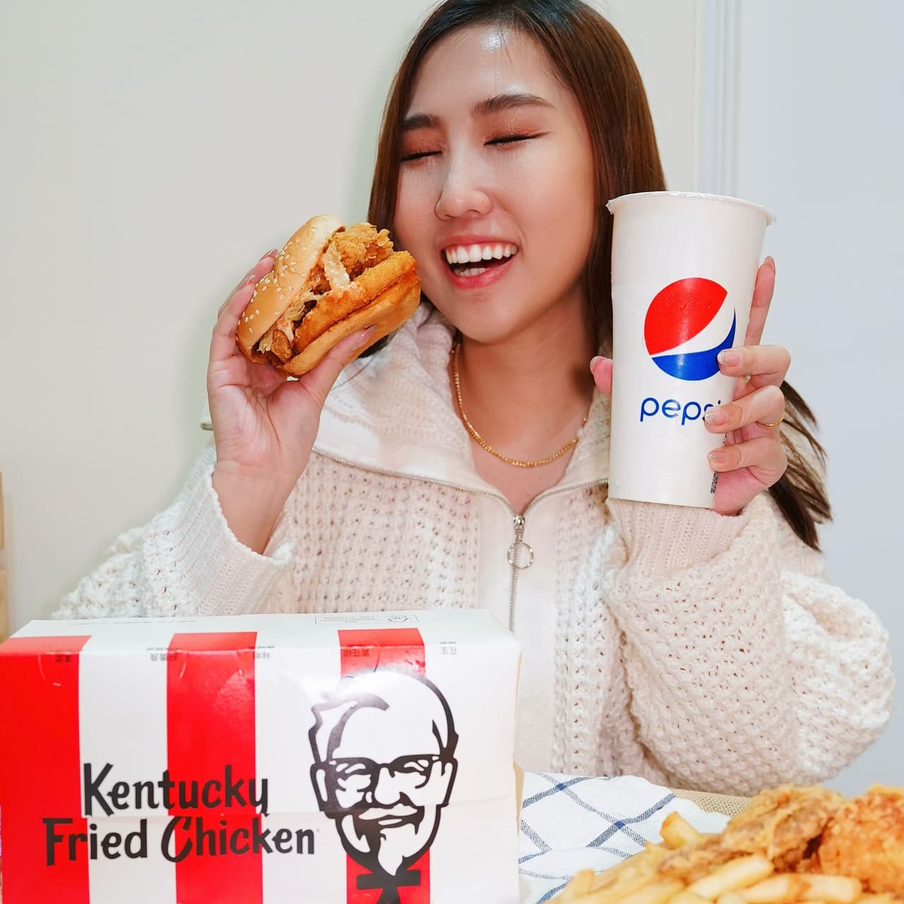 #開箱 KFC肯德基新品黃金魚子海陸Q蝦堡真的豪滿足！ - funnyliu方方 (@fun0716) | Dcard