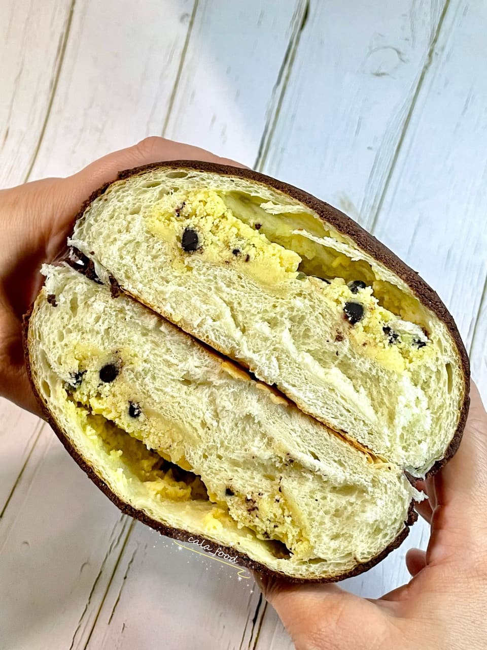 OMG!比拳頭還要大的巧克力奶酥菠蘿麵包- 全聯 - cala (@cala_food) | Dcard