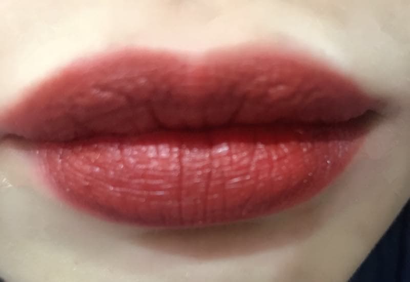 #更新Apieu true velvet lipstick 絲絨系列RD02、RD03手上刷色、補👄試色！ - 美妝板 | Dcard