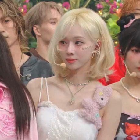 #分享 染白金髮後第一次剪短髮的Winter - 追星板 | Dcard