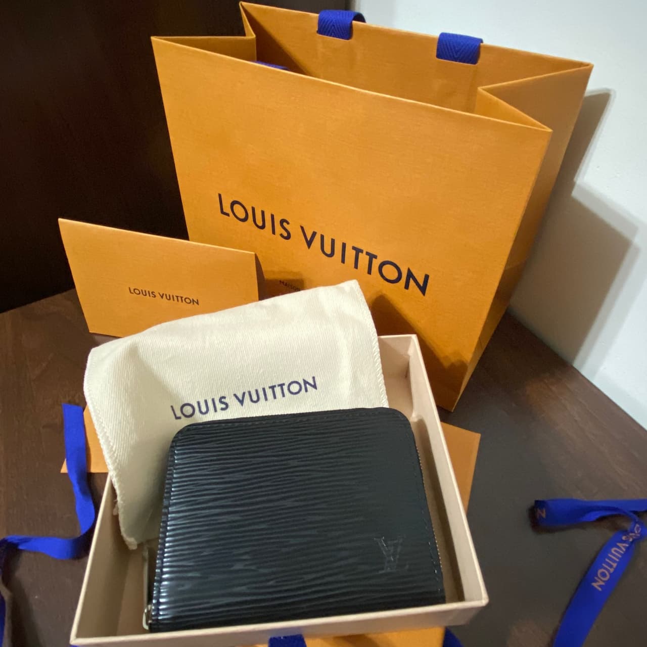 #開箱 LV epi 拉鍊零錢包 - 精品板 | Dcard