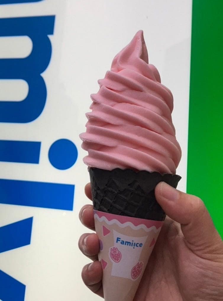 #全家vs7-11草莓霜淇淋 - 美食板 | Dcard