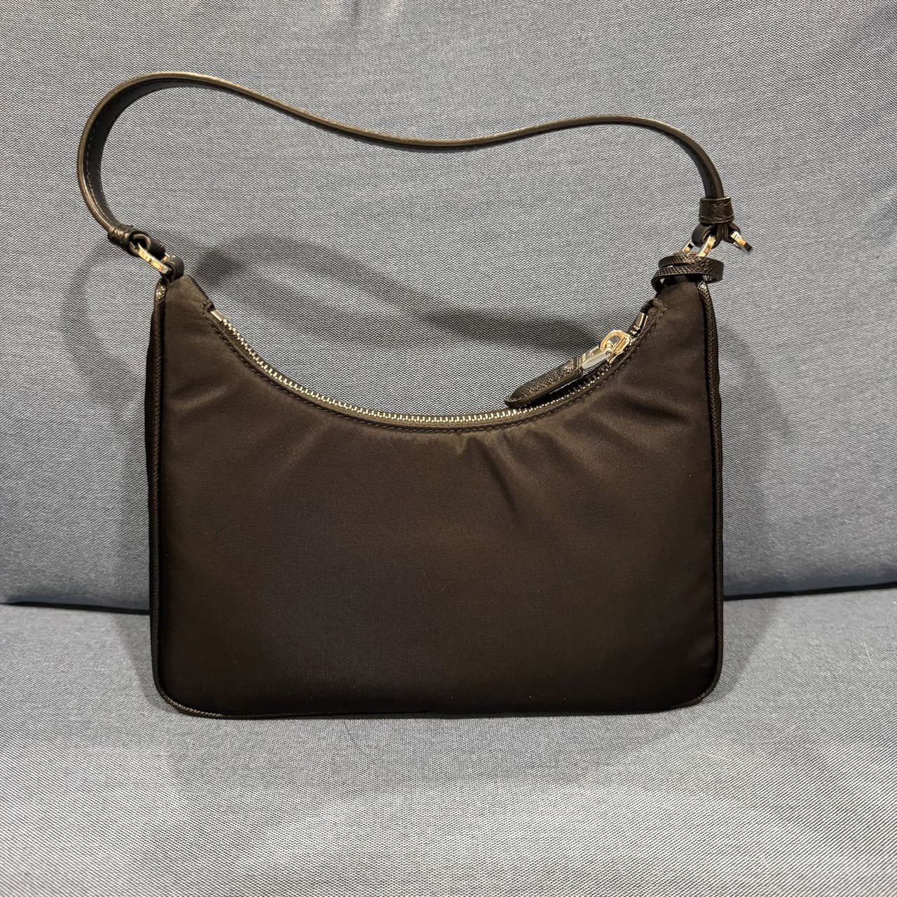 #我要賣 （已售出）Prada Re-Edition 2005 - 二手交易板 | Dcard