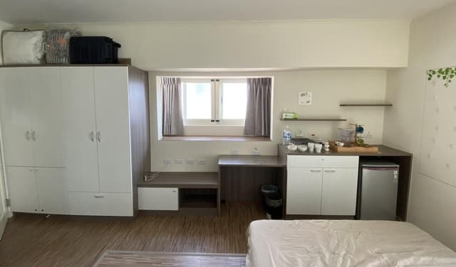 𝐖𝐡𝐚𝐭'𝐬 𝐢𝐧 𝐦𝐲 𝐫𝐨𝐨𝐦 韓系復古風萬元租屋改造！能好好在家工作的八坪小套房 🌼 - B95 留言 | Dcard