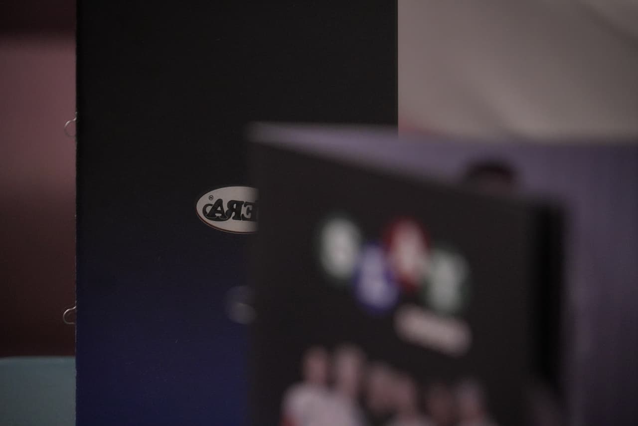 #分享 同事太漂亮要確欸？社畜男團VERA最新全創作專輯《Ver.25》開箱 - 追星板 | Dcard