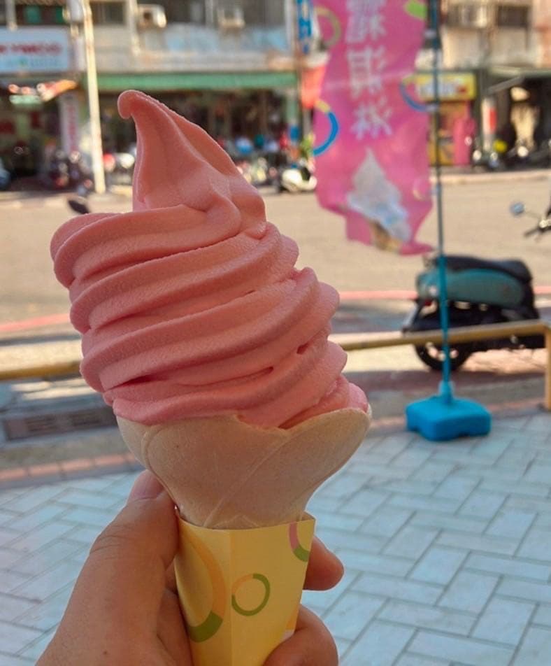 #全家vs7-11草莓霜淇淋 - 美食板 | Dcard