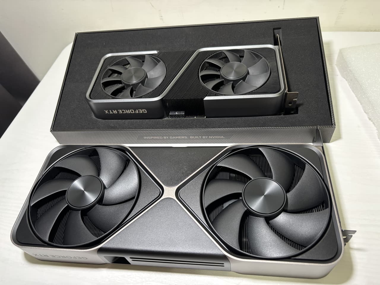 【開箱】「工業藝術品！小機殼不想錯過的愛卡～」NVIDIA GeForce RTX 5080 Founders Edition 創始版 - 3C板 | Dcard