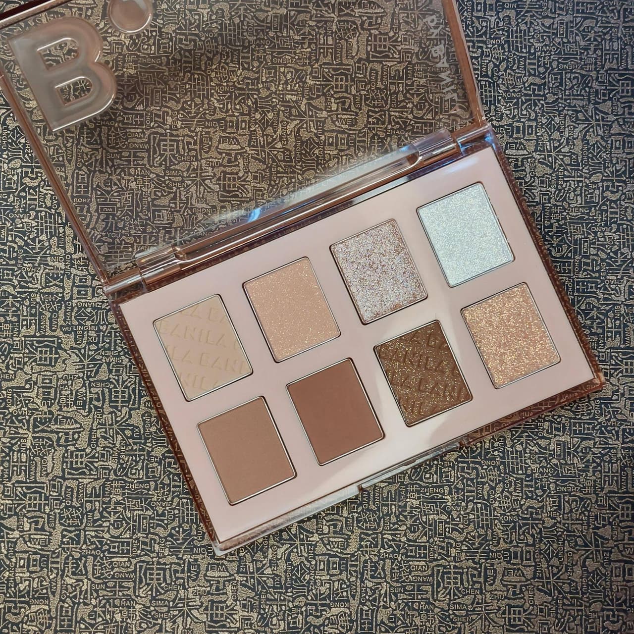 #試色 Banila Co 玩美PLAY8色眼影盤 01 慕沙棕 - 美妝板 | Dcard