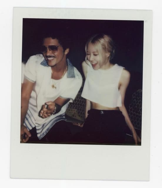 #集中討論 ROSÉ & Bruno Mars 合作曲《APT.》Music Video - 追星板 | Dcard