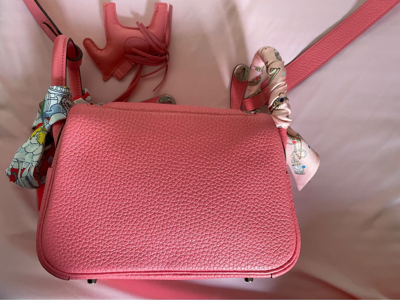#開箱 Hermès Mini Lindy 8w粉💕twilly綁帶分享 - 精品板 | Dcard