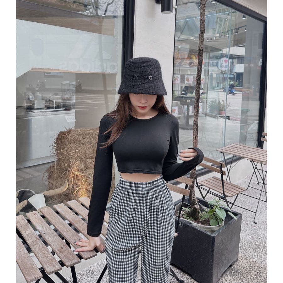 獨家自訂-短版薄長袖-4色 後V露腰上衣 短版上衣 T恤 長袖上衣 - 風一般的女子 (@crklyj) | Dcard