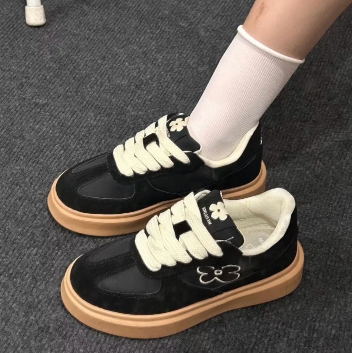 #詢問 #詢問 we flower 小花鞋請問有人買過這兩雙嗎？ - 穿搭板 | Dcard