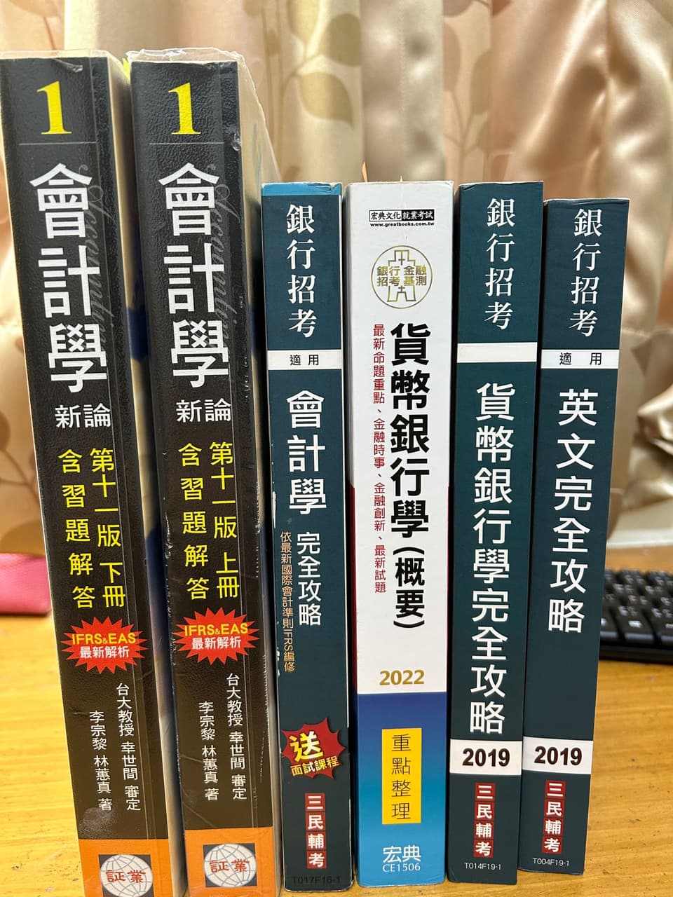 （已售出）整套銀行用書 已上榜！有許多畫記不介意再購買 會計學是陳峰老師的（淺顯易懂🥹 不拆賣1100（含運） 金融板 Dcard