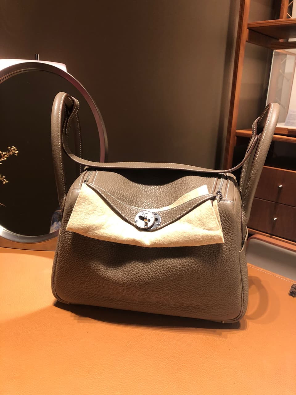Hermes Lindy 26 Etoupe 大象灰銀扣 - 精品板 | Dcard