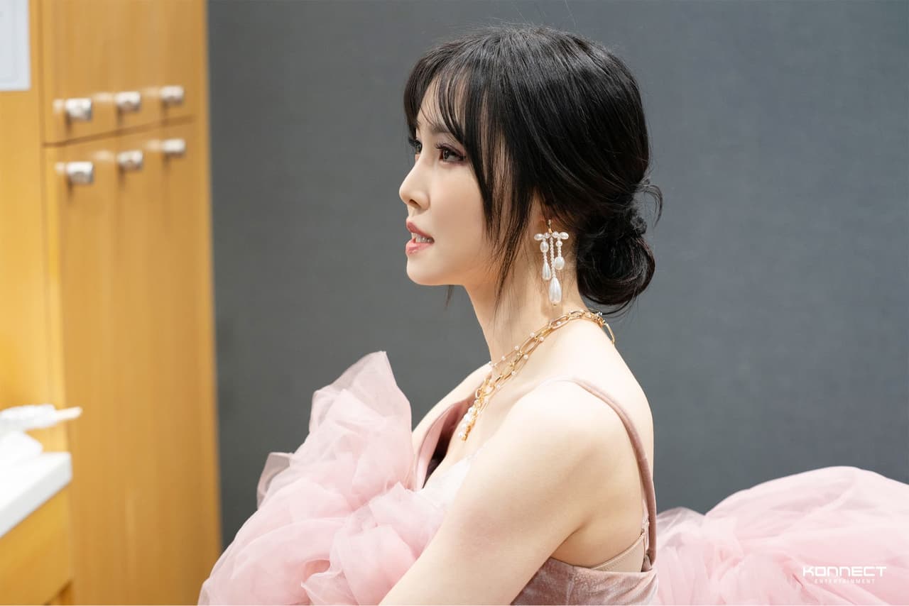 #更新 #照片 230104 Yuju 👋🏻GOODBYE 2022, HELLO 2023 #SpecialPhoto👋🏻 - GFRIEND板 | Dcard