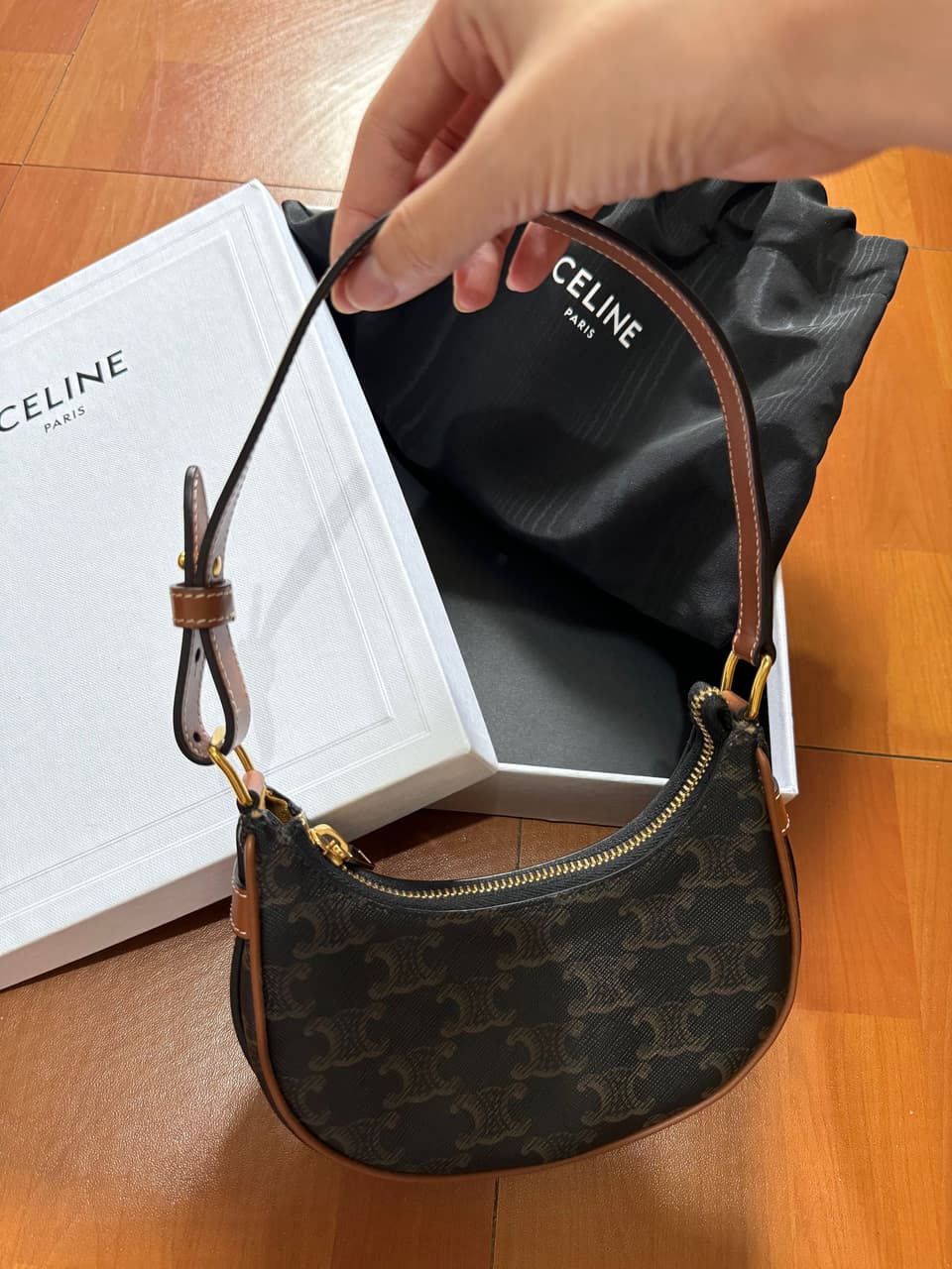 #我要賣 （已售出）95成新Celine Ava mini 詐騙勿擾 - 二手交易板 | Dcard