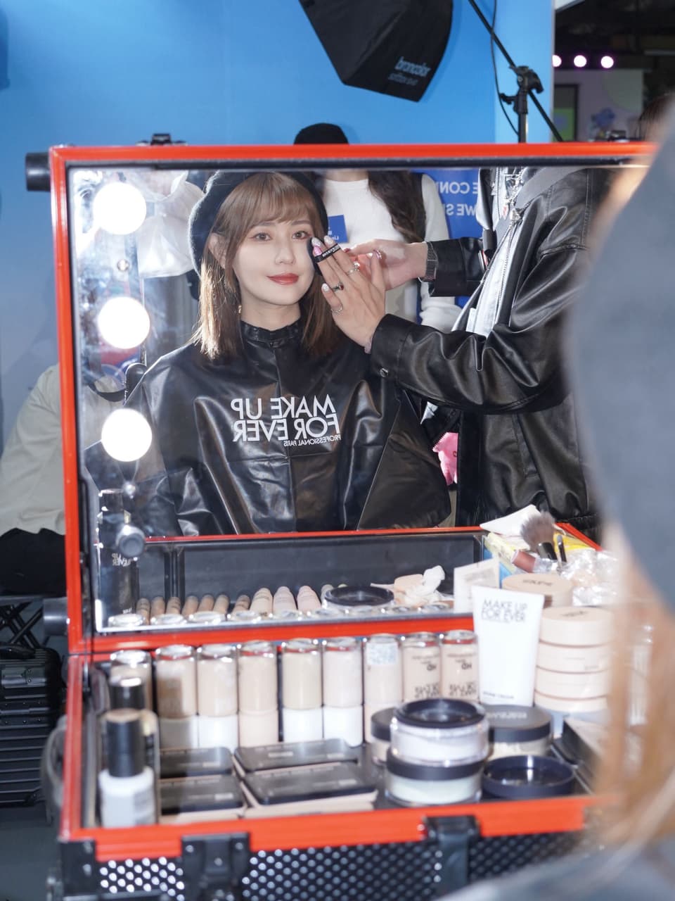 一鍵磨皮！MAKE UP FOR EVER新品HD SKIN粉無痕柔霧輕感修片蜜粉 - Kira💐 (@kira_kuo) | Dcard