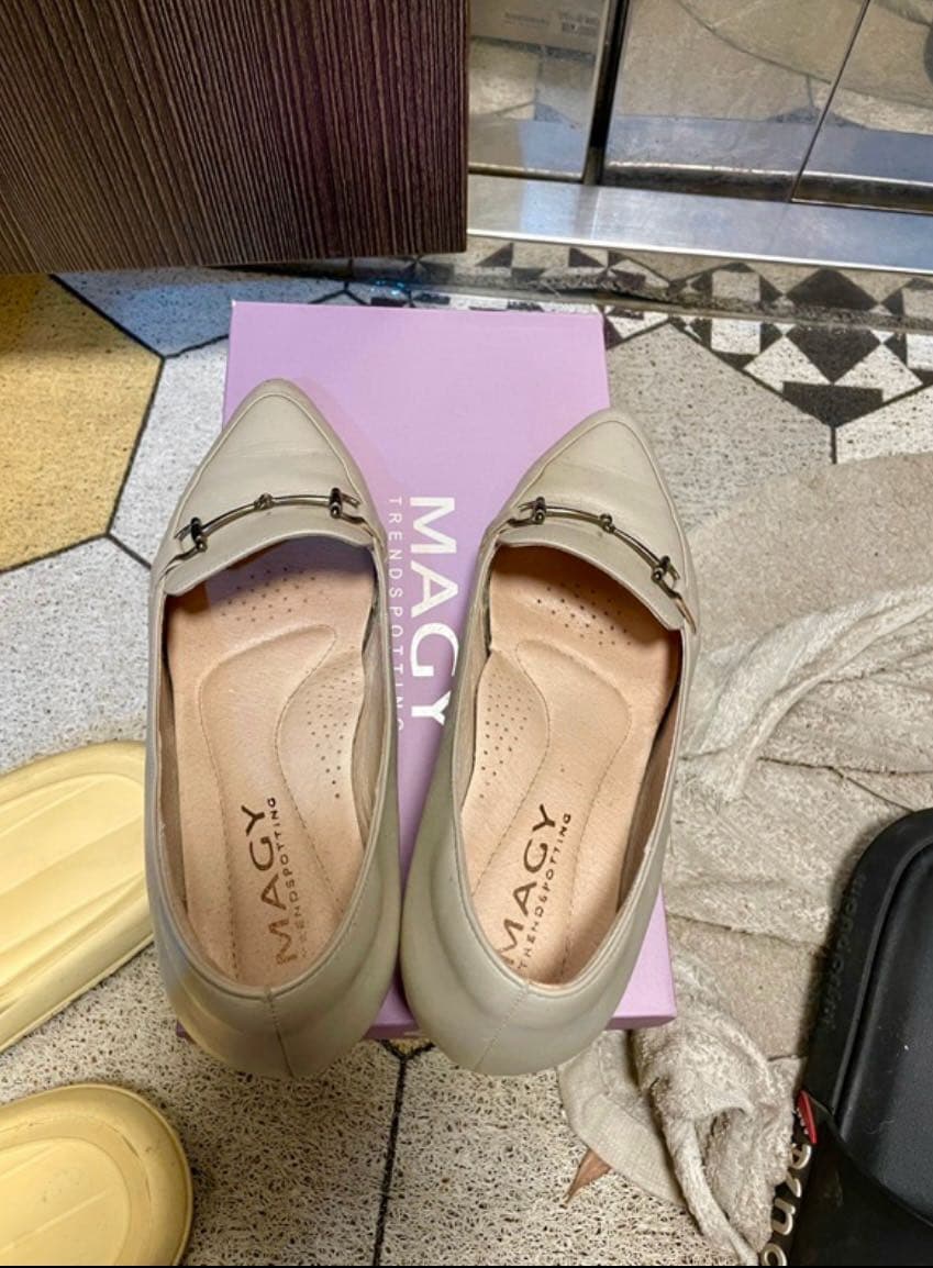 #售二手 #售二手 鞋 MAGY 牛皮金屬飾釦低跟樂福鞋（二手） - 二手交易板 | Dcard