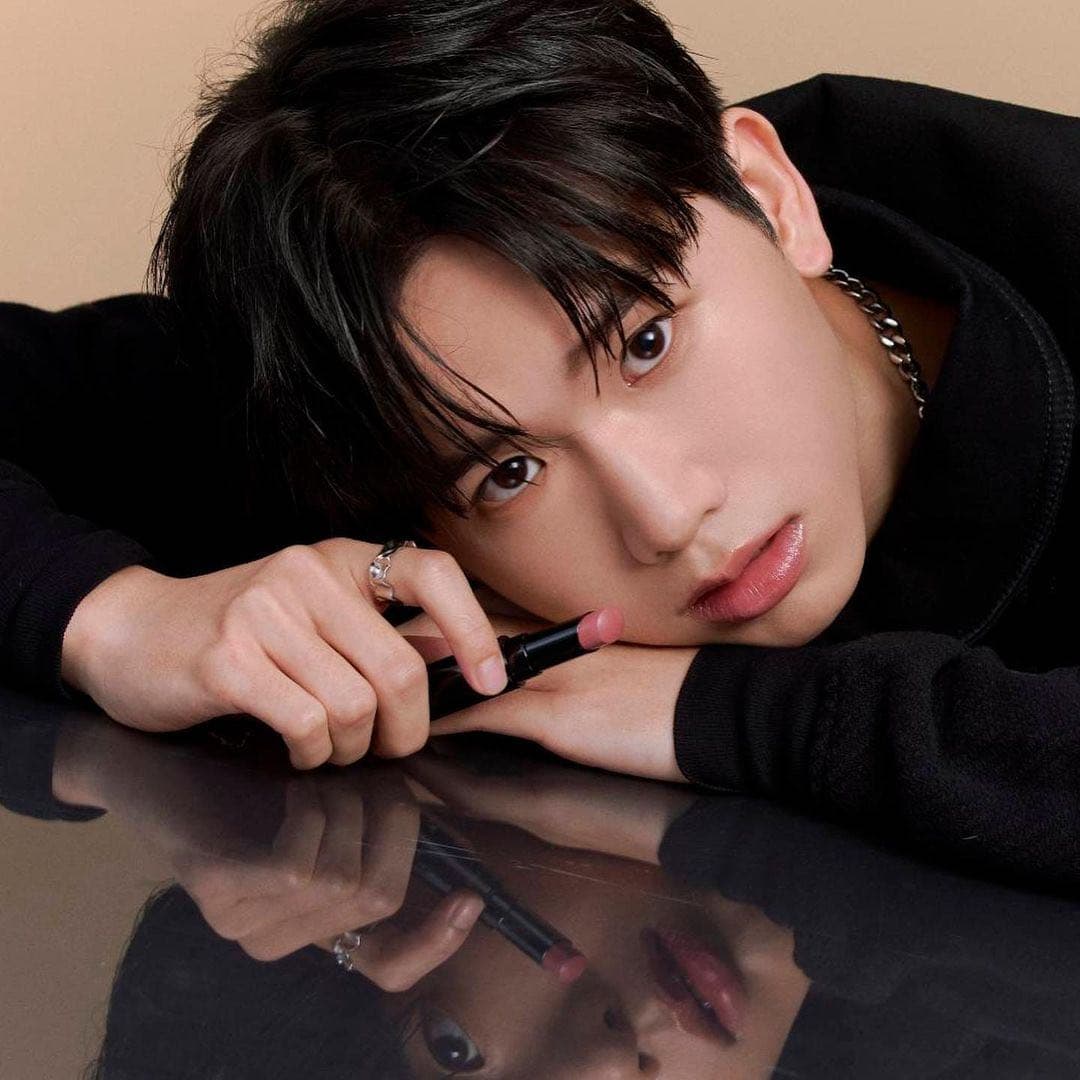 魅惑系男孩AcQUA轉大人/「Mmm⋯偷偷的Kiss it 」擦上唇彩💄讓你唇唇欲動💋徹底被撩撥 💗 - 原子少年板 | Dcard