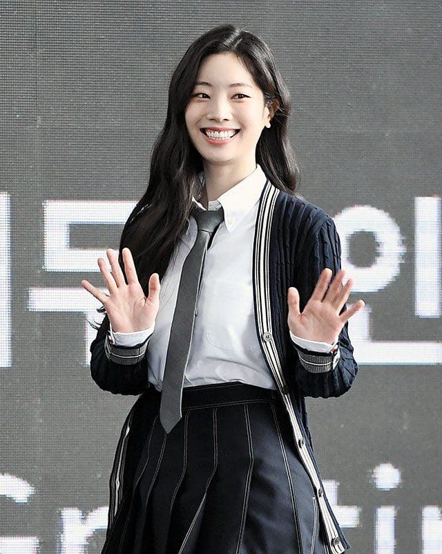 #分享 多賢參與釜山電影節Day2戶外問候新聞圖 - TWICE板 | Dcard