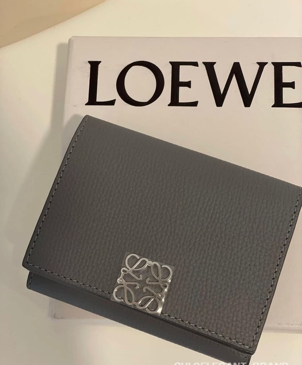 #開箱 #開箱 終於入手觀望很久的Loewe Anagram 小牛皮短夾 - 精品板 | Dcard