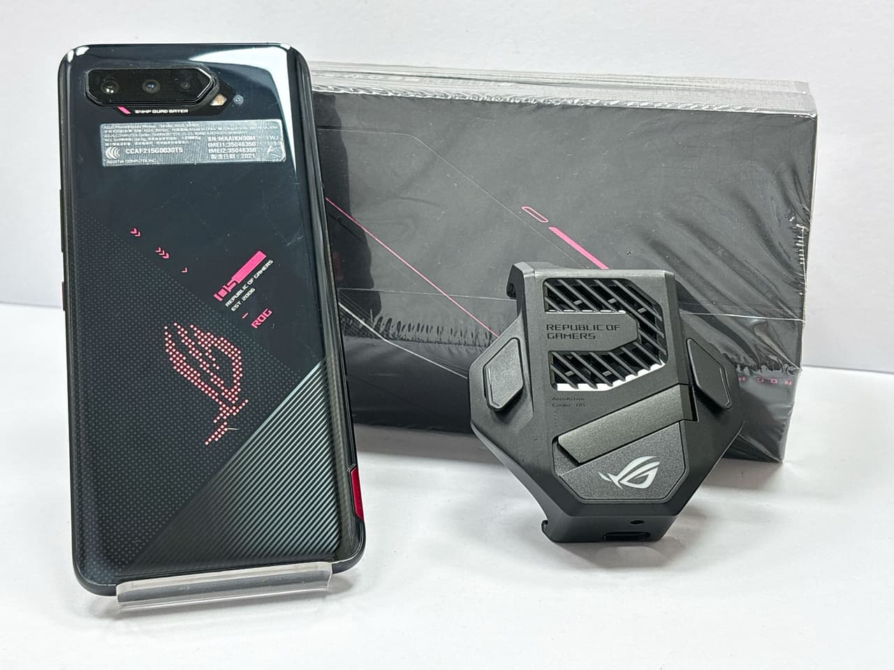 #我要賣 已售出 ROG 5S +電競手把 全配 - 二手交易板 | Dcard