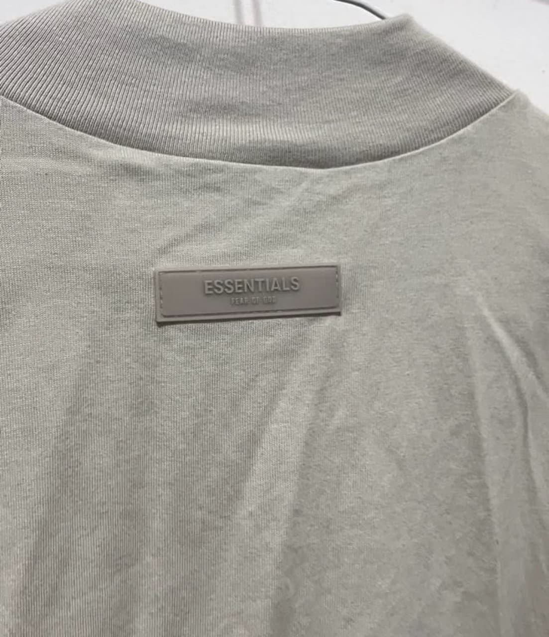 #我要賣 全新Essentials fear of god 植絨小標薄長袖上衣 燕麥色 - 二手交易板 | Dcard