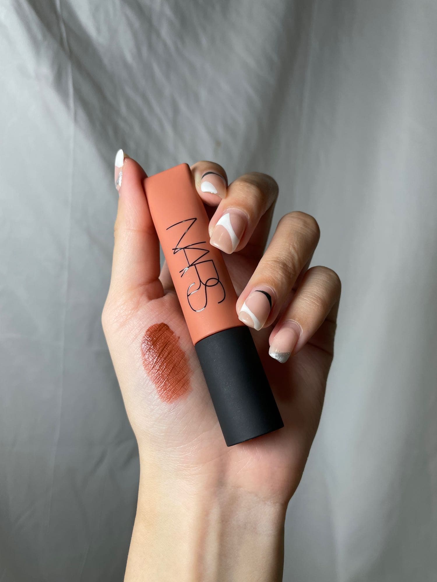 #試色 Nars 雲霧唇釉#thrust超級輕薄不收乾黃皮人必收的專櫃唇釉 - 美妝板 | Dcard