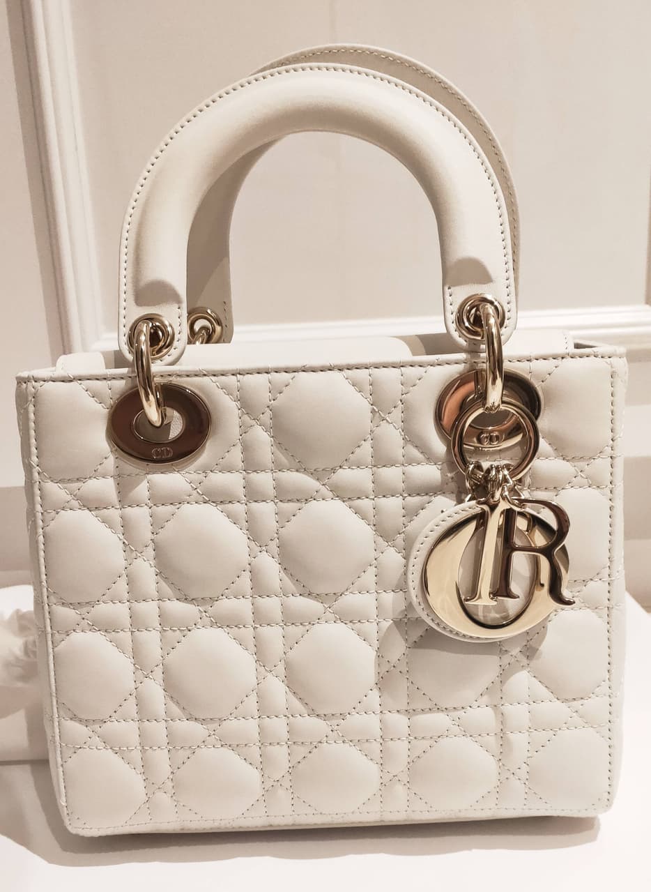 #分享 白、灰Lady Dior+小雞黃限定名片夾+2023新年禮 - 精品板 | Dcard