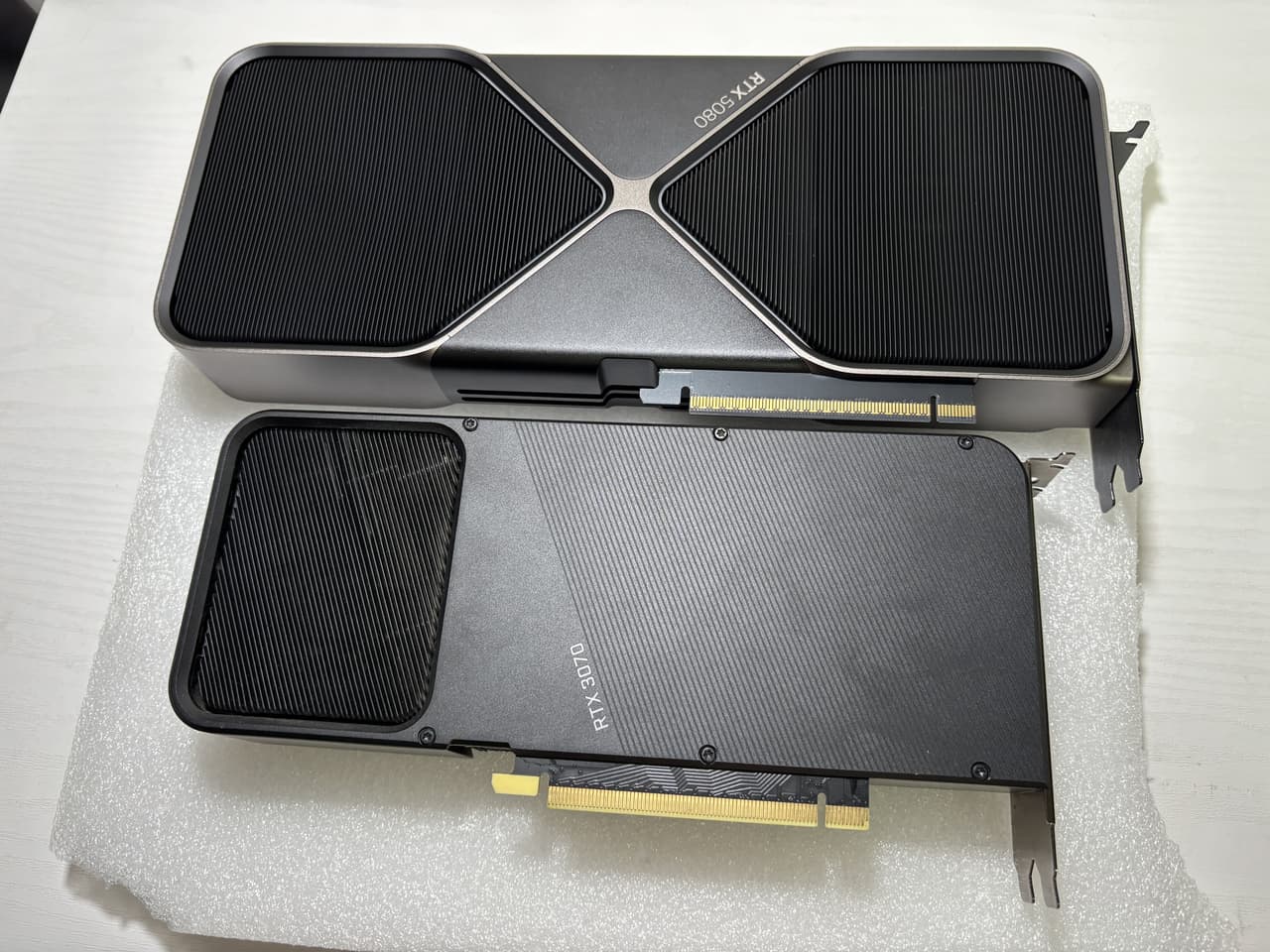 【開箱】「工業藝術品！小機殼不想錯過的愛卡～」NVIDIA GeForce RTX 5080 Founders Edition 創始版 - 3C板 | Dcard