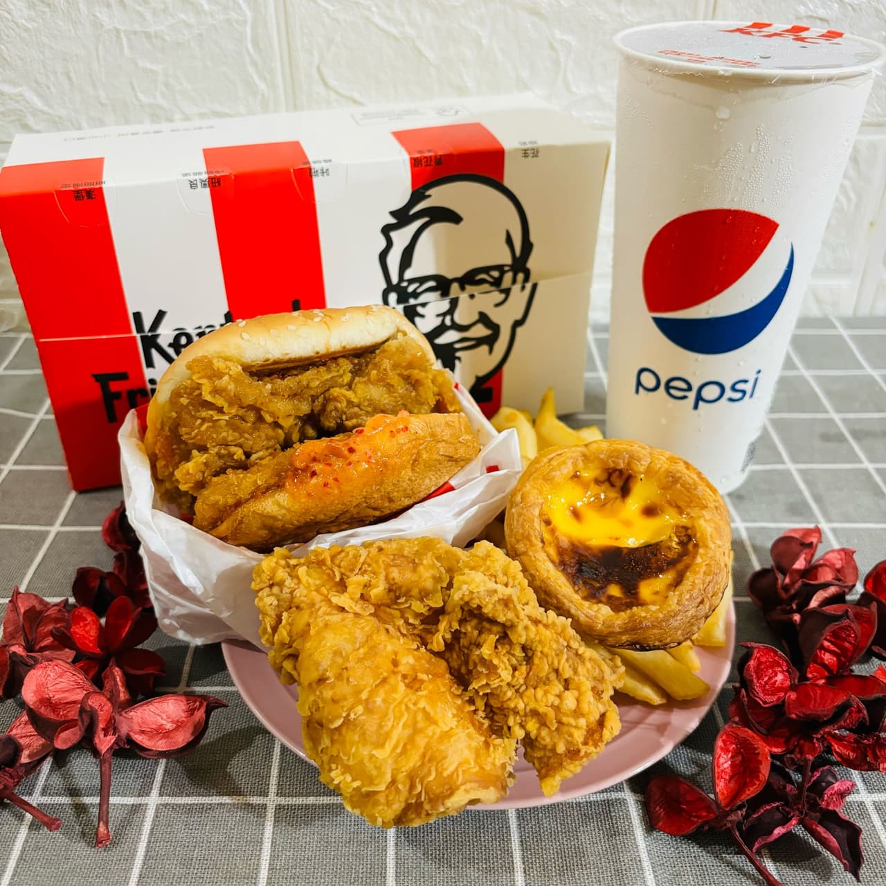開箱｜KFC肯德基新品｜黃金魚子海陸Q蝦堡🦐 - 吧台小公主🌸 (@rilakkuma520) | Dcard