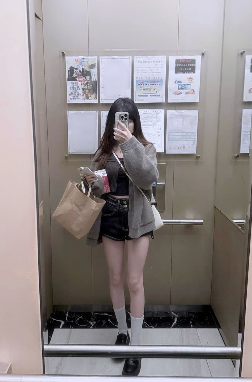 對鏡拍穿搭 🖤 - 你今天也很可愛 (@xcvbnmk) | Dcard