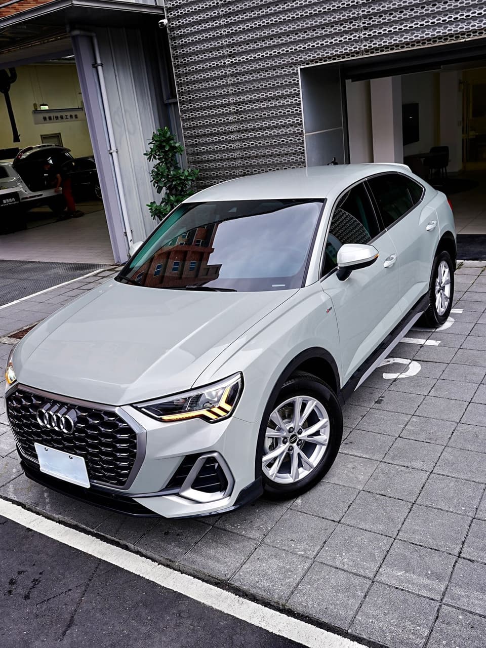 Q3 Sportback 35 TFSI S line 金屬朝露銀 實車照片分享 - 汽車板 | Dcard